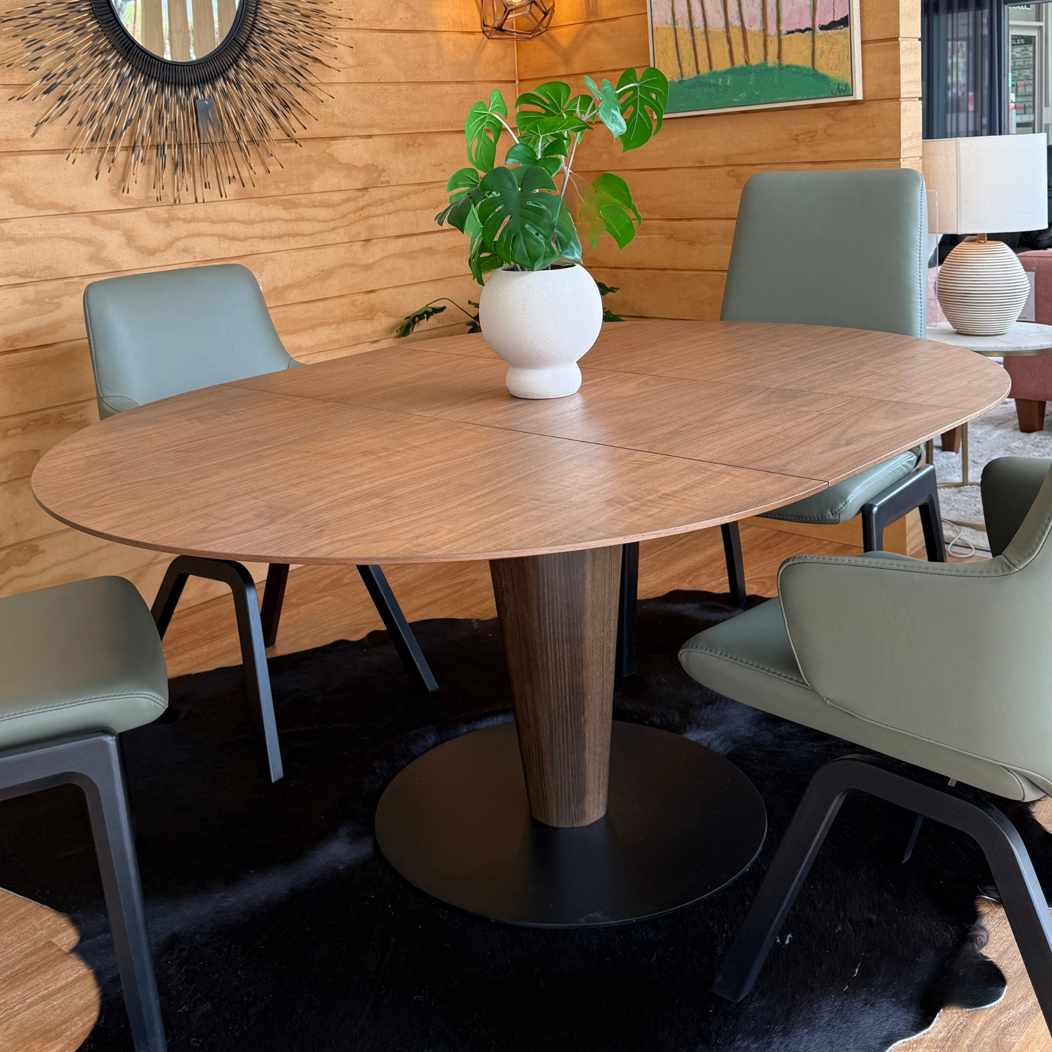 Bordeaux Round Centre Table by Stressless Ex-Display – Gallus & Rea
